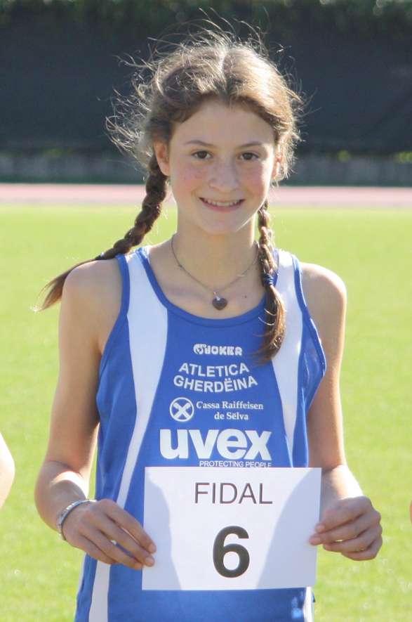 Alessia Goffi danter la miëures dla Talia - La Usc di Ladins - Plata ...