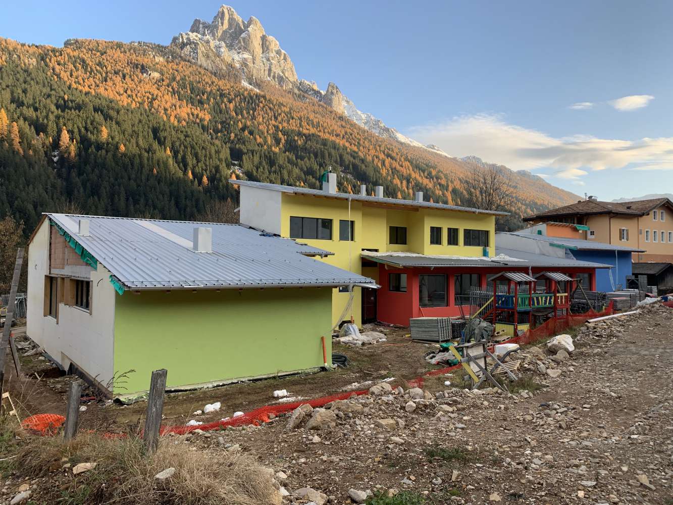 Na bela scolina duta da color - La Usc di Ladins - Plata dla Union ...