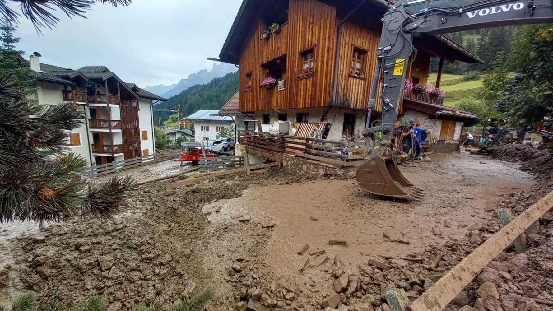 5 de aost 2022: anter Vich e Ciampedel 50 metes - La Usc di Ladins ...